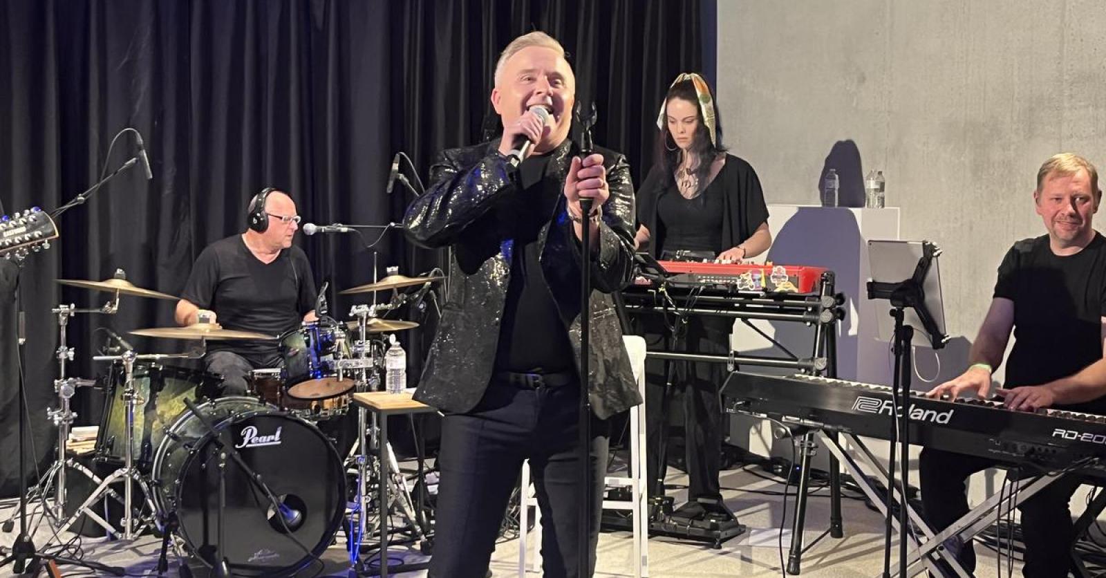 Succesvolle showcase van Koen De Smet met ‘Benny Smetteloos’ in Veurne: “Ode aan de vriendschap ...