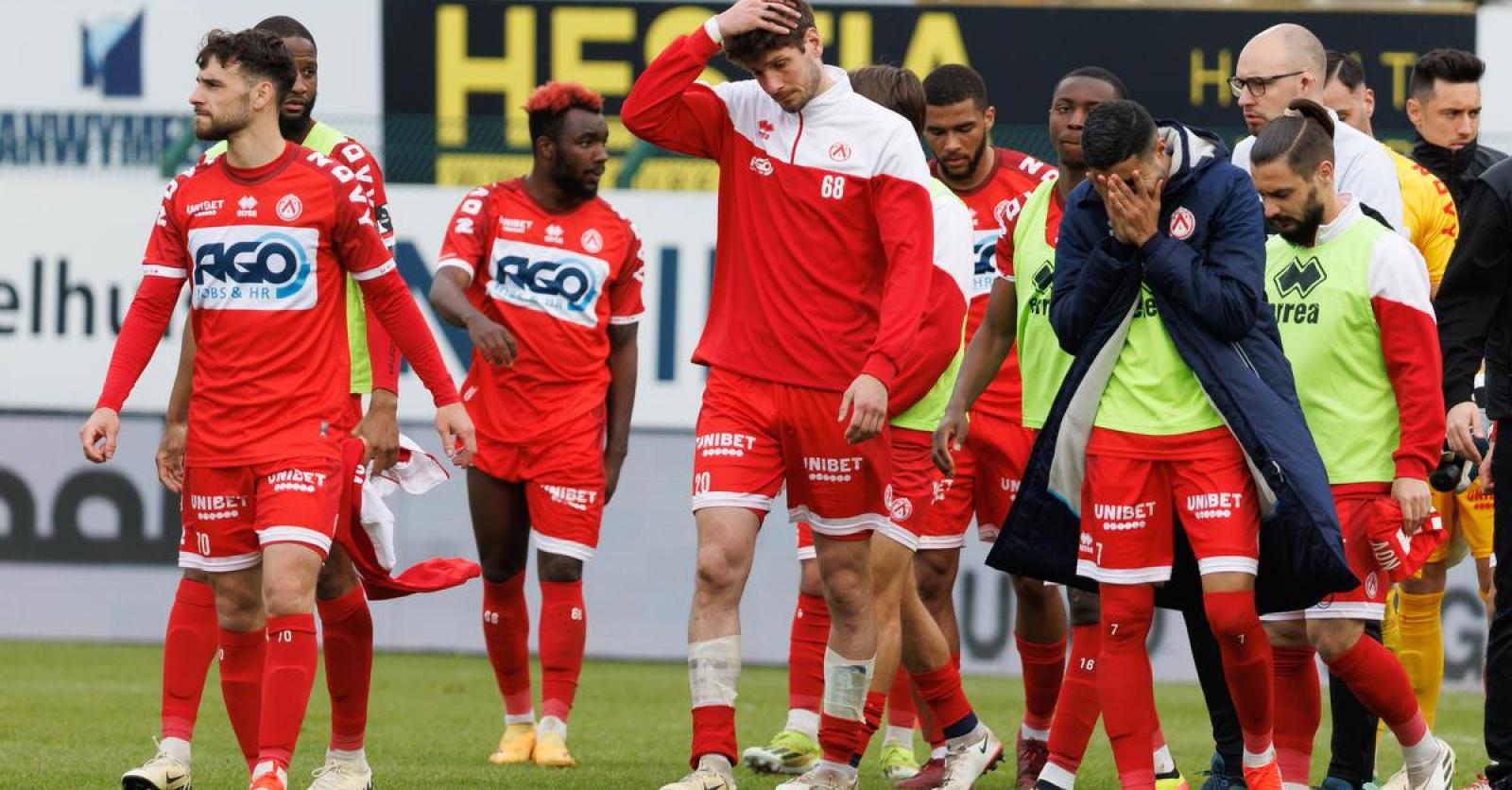 Rode lantaarn Kortrijk verliest met 1-2 van leider Sporting Charleroi ...