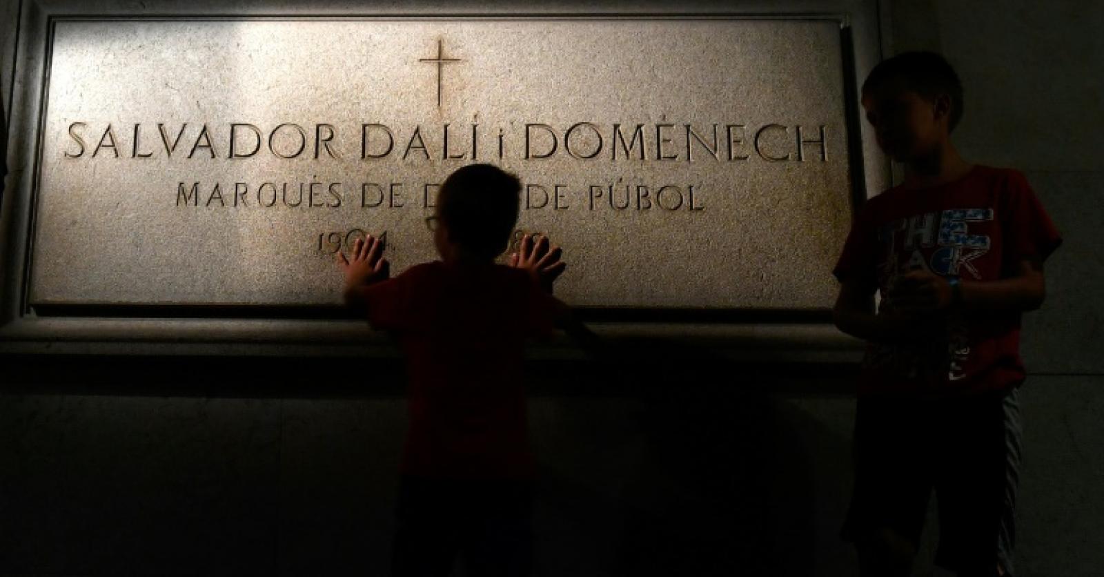 Vingt-huit ans après sa mort, la surréaliste exhumation de Dali