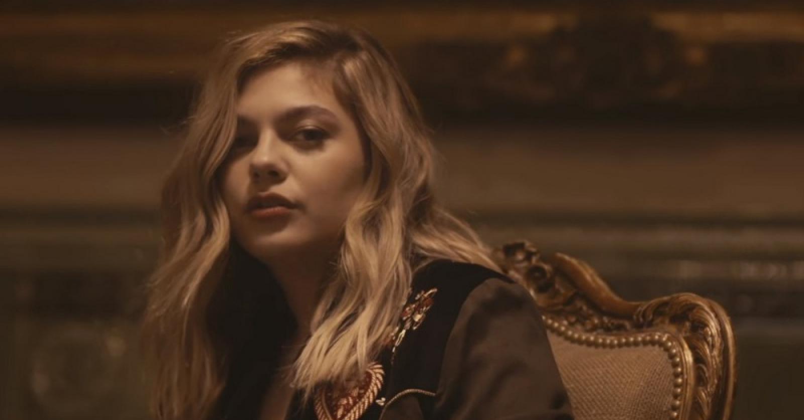 Louane nous fige dans le temps avec son nouveau clip