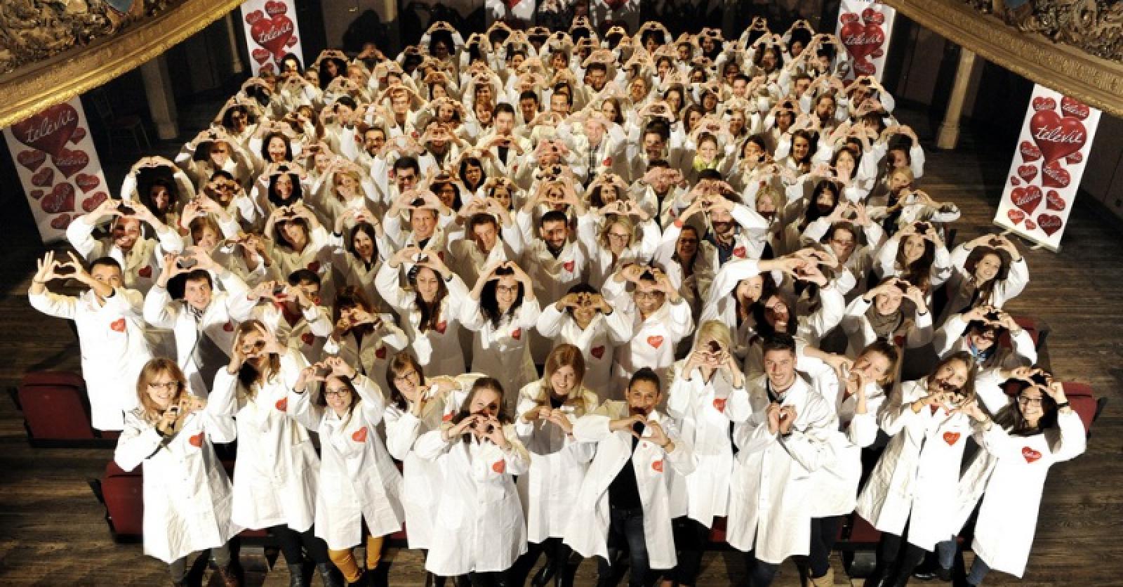 Remise symbolique de blouses blanches aux chercheurs du FNRS engagés ...