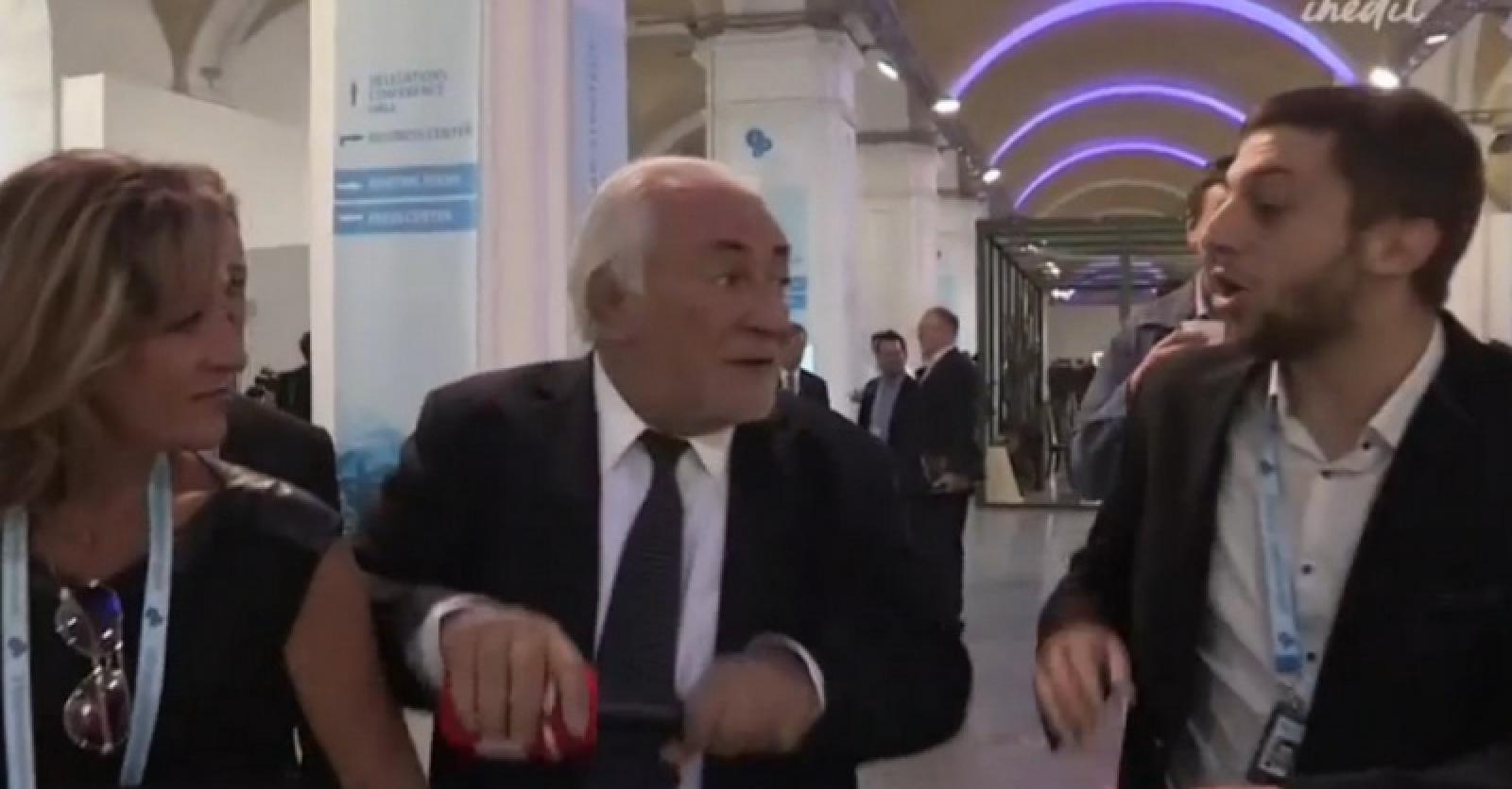 Vidéo : DSK balance le micro d'un journaliste de «Quotidien» (TMC et TF1)