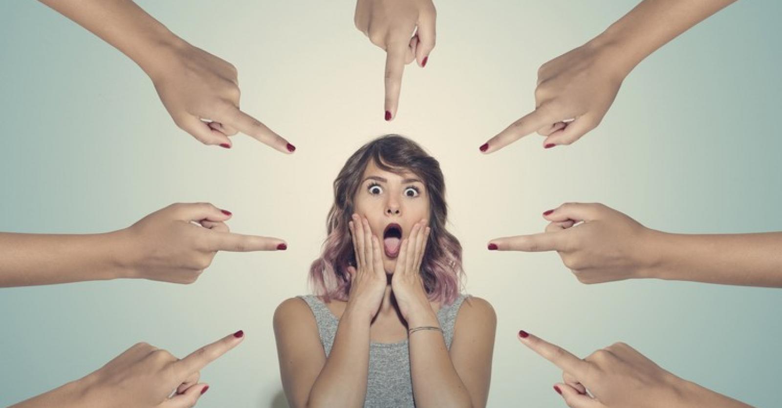 Délation, le retour des corbeaux