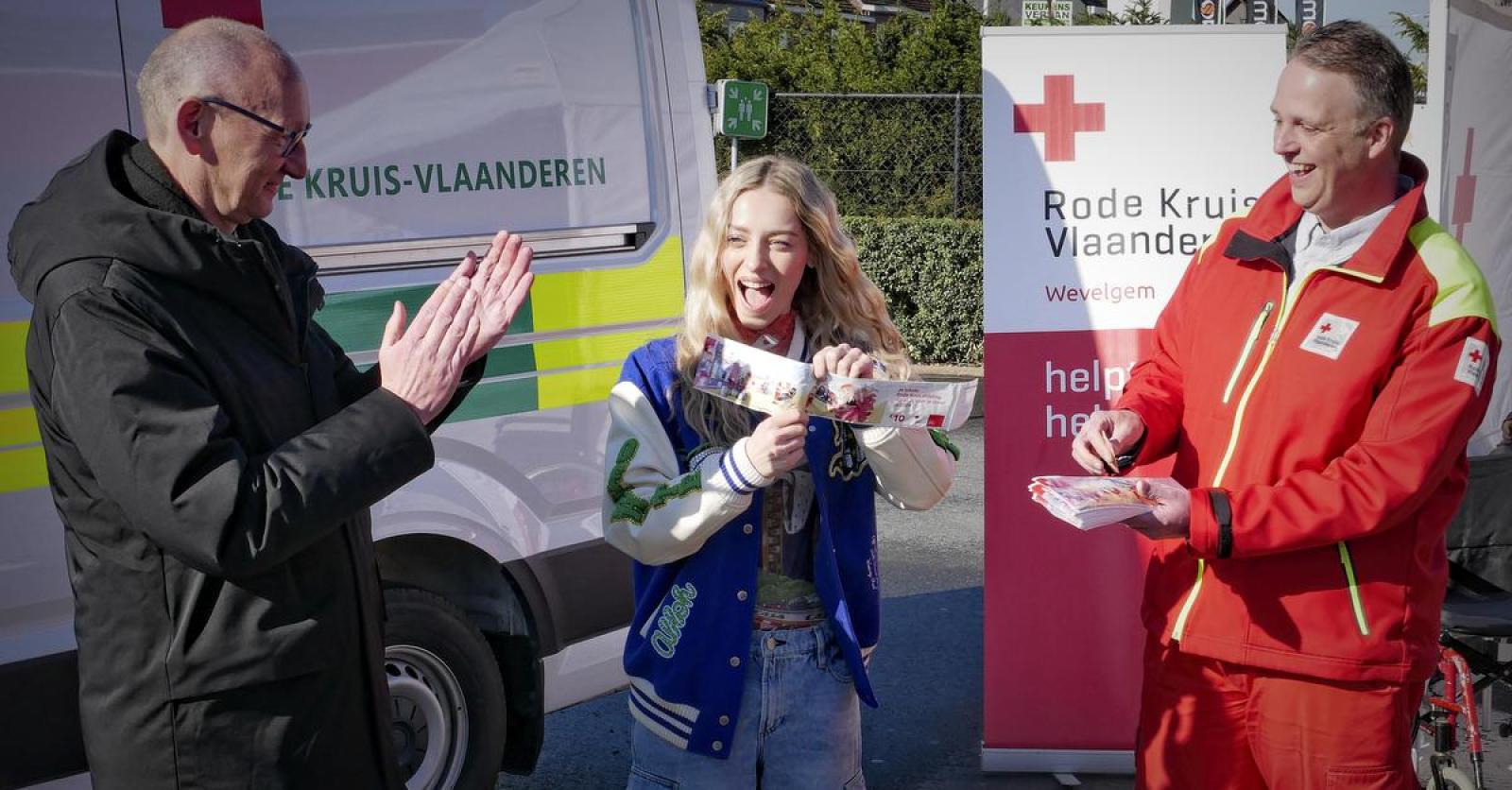 Wevelgem trapt jaarlijkse pleisterverkoop van Rode Kruis Vlaanderen op gang in bijzijn van ...