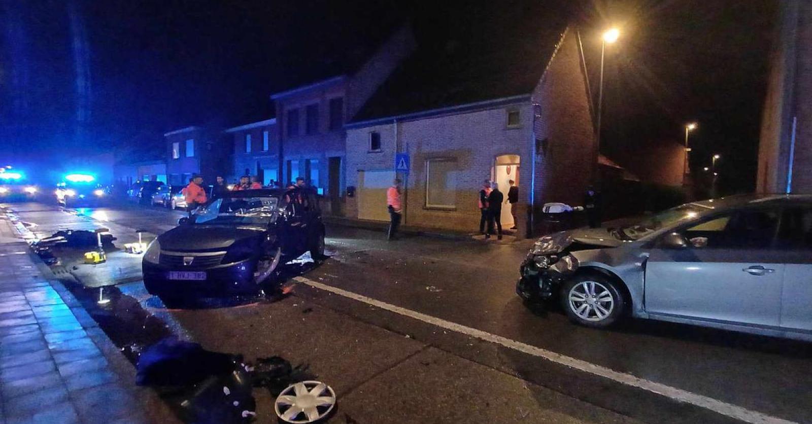 Baby en twee bestuursters naar ziekenhuis na zware botsing op kruispunt in Dentergem - KW.be