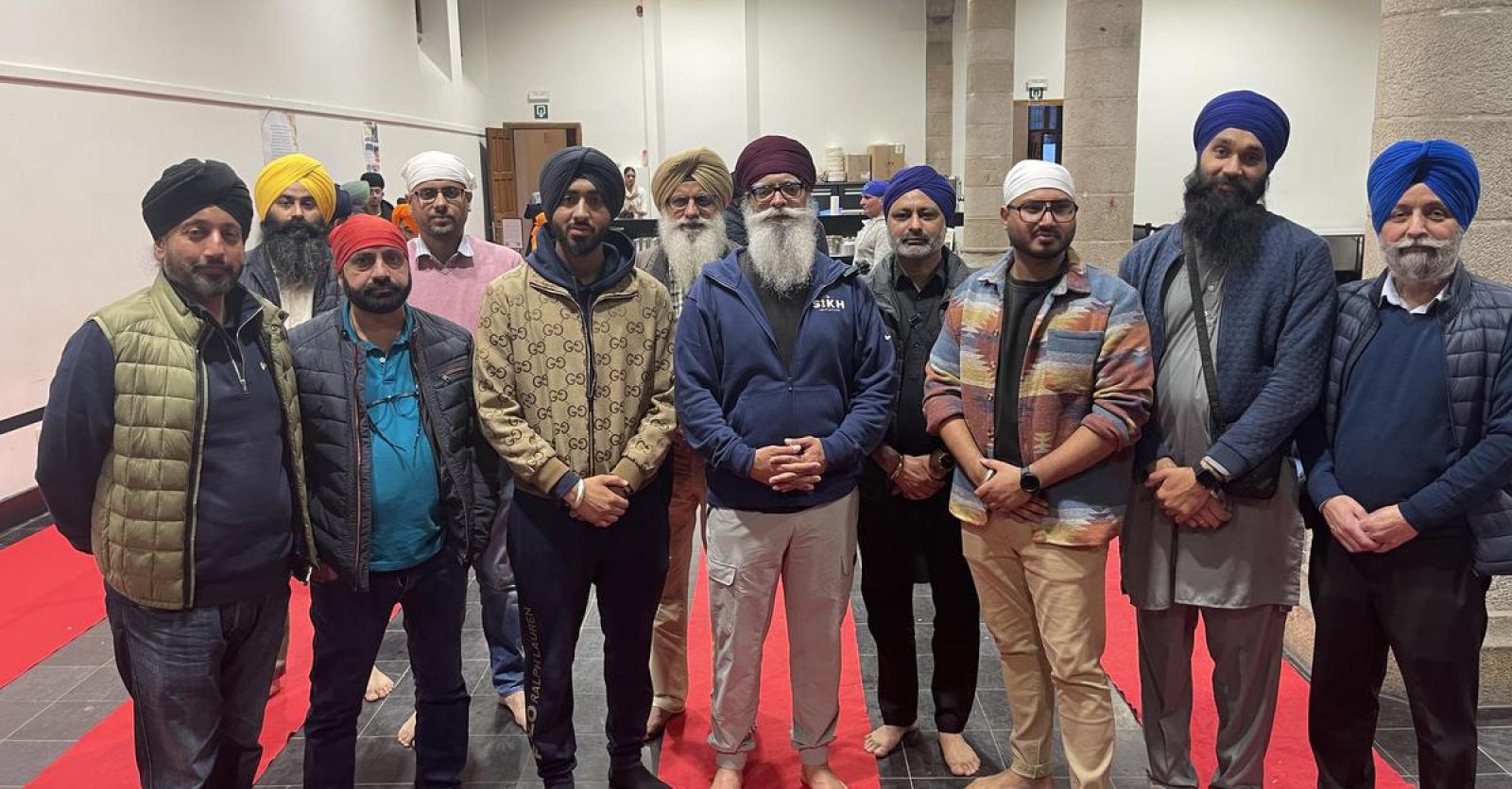 Traktaties op een rode loper: Ieperlingen genieten van keuken en cultuur in sikh-tempel - KW.be