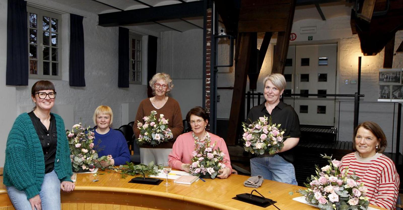 Floriste Vanessa uit Koekelare leert cursisten boeket maken - KW.be