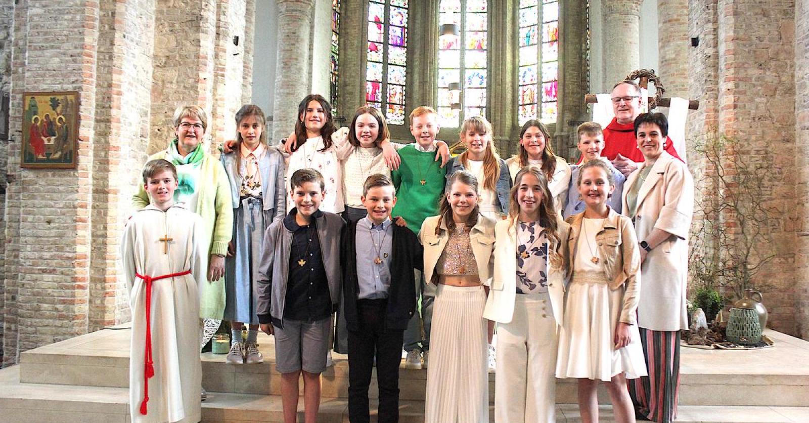 Vormelingen genieten van viering in Sint-Pieterskerk Diksmuide - KW.be
