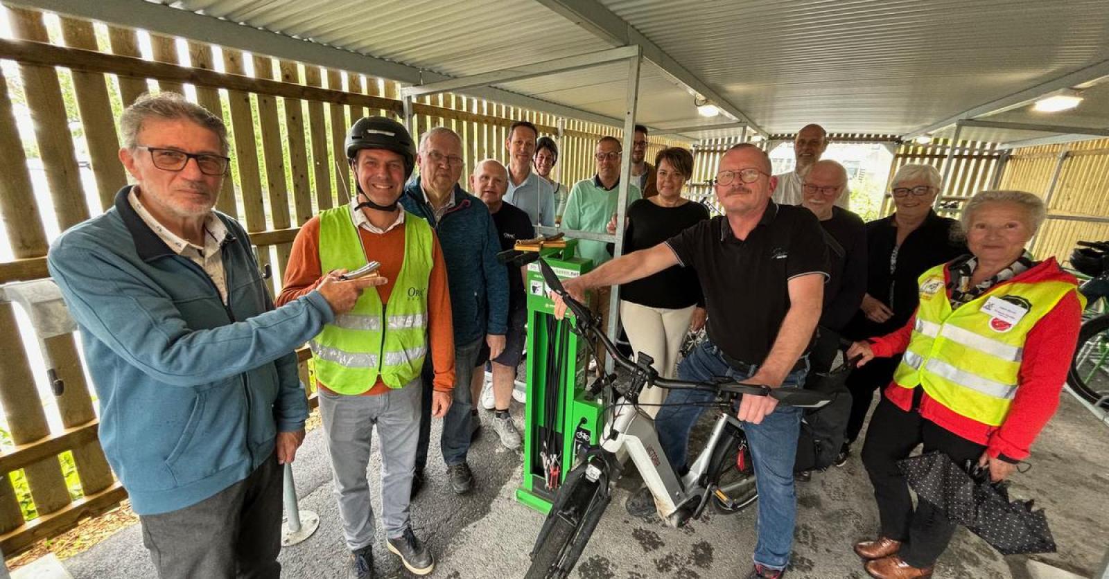 Fietseling lovend over bedrijf Orac en stad Oostende, Verroeste Spaak ...