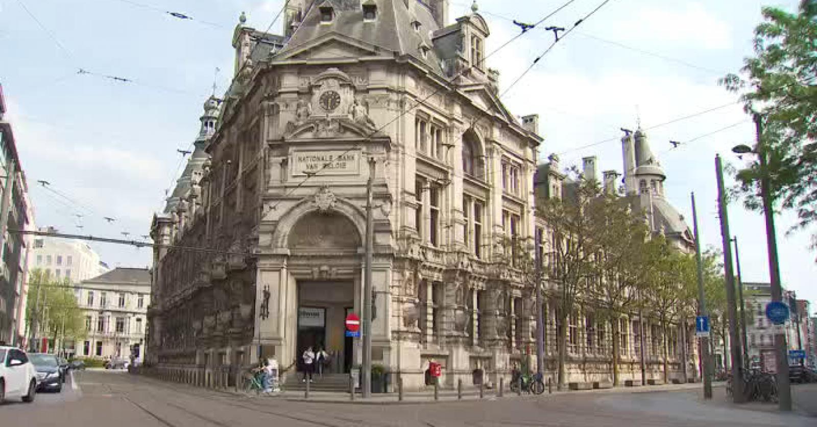 BEKIJK - Z-Beurs: iconische Nationale Bank in Antwerpen is uithangbord ...