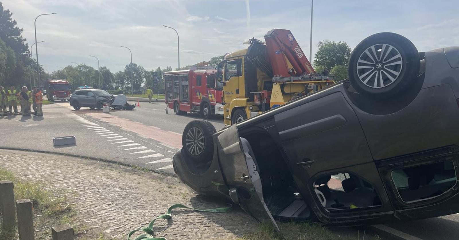 Auto over de kop na zware klap op kruispunt - KW.be