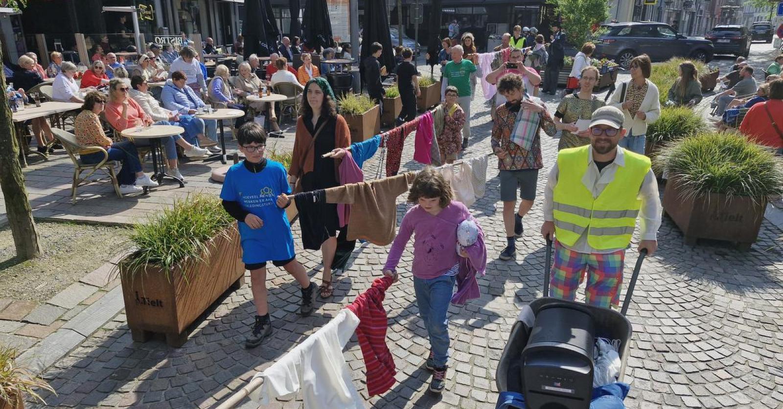 Bonte stoet met tweedehandskledij trekt door Tielt tegen 'fast fashion ...
