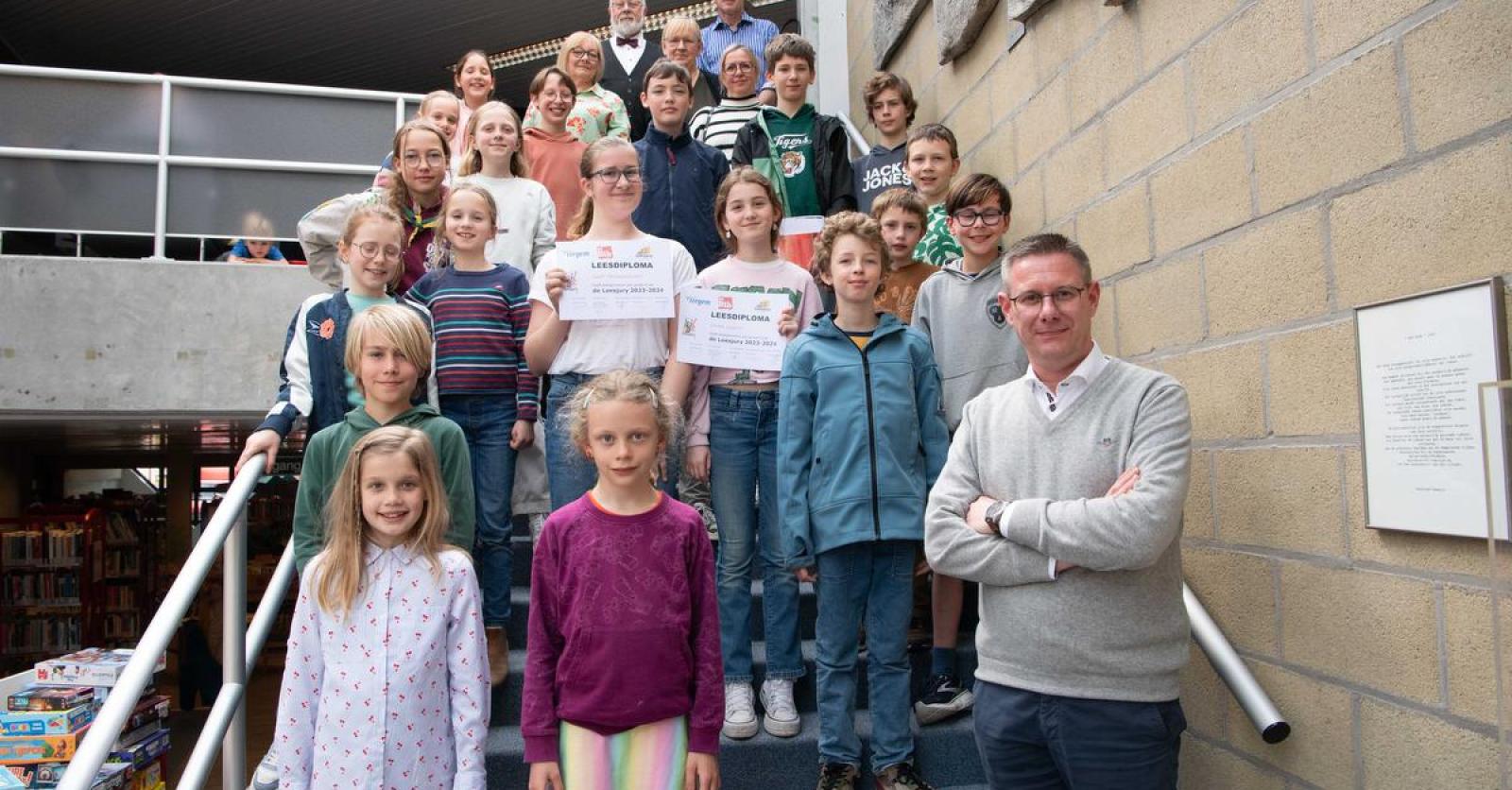 Meer dan 40 kinderen en jongeren uit Izegem krijgen leesdiploma - KW.be