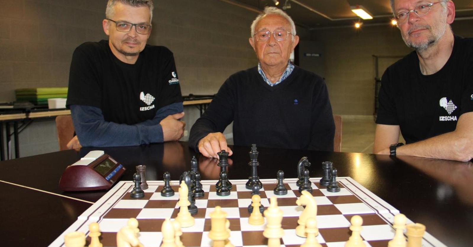 “Kinderen vertellen op de speelplaats terug trots dat ze schaken ...