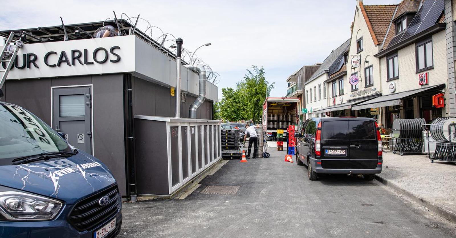 Frituur Carlos in Sint-Andries installeert opnieuw prikkeldraad zodat voetbalfans niet op dak ...