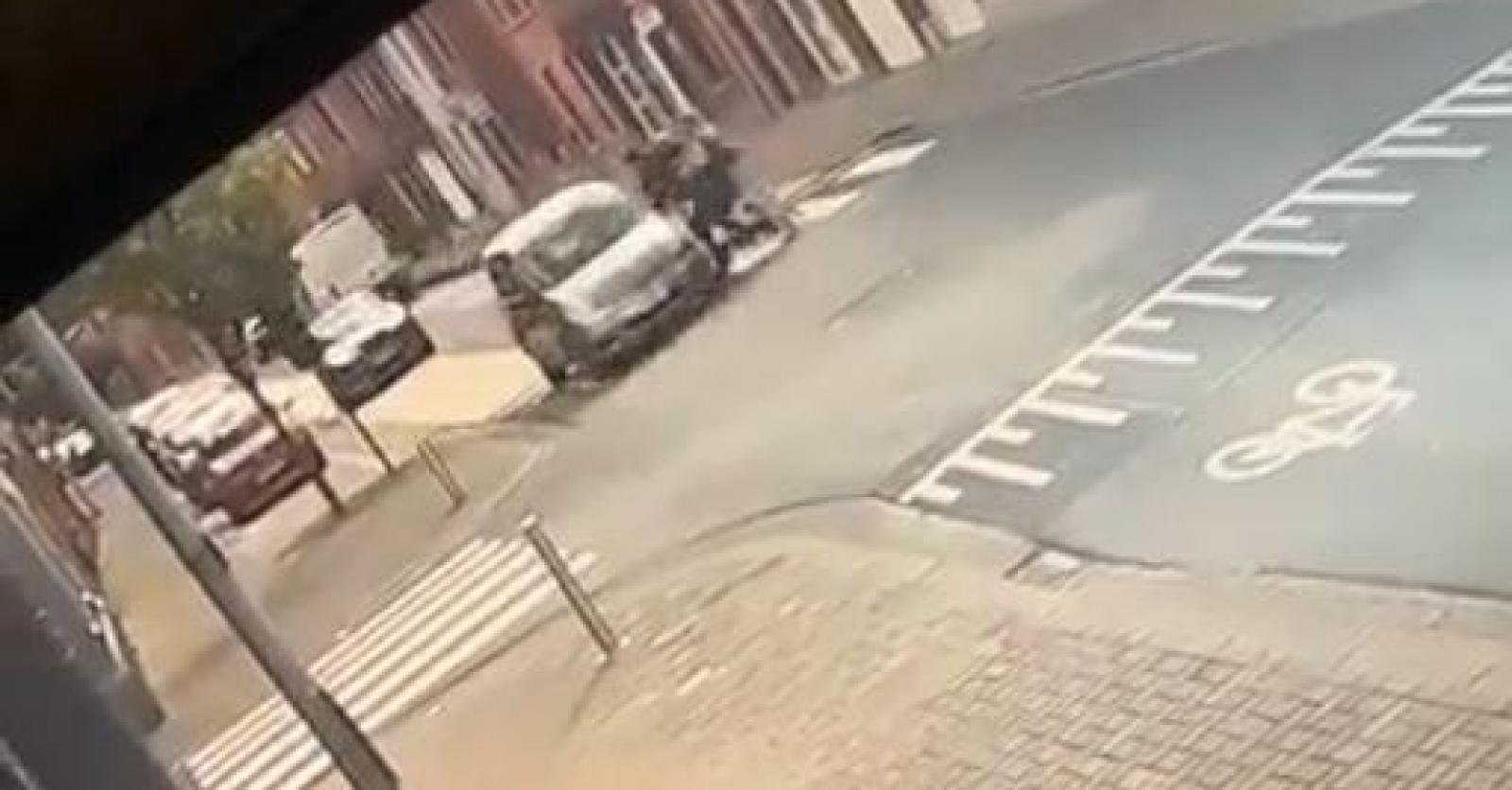 Straffe beelden - Kinderwagen met baby van amper zeven weken aangereden op zebrapad: “Hij is een ...