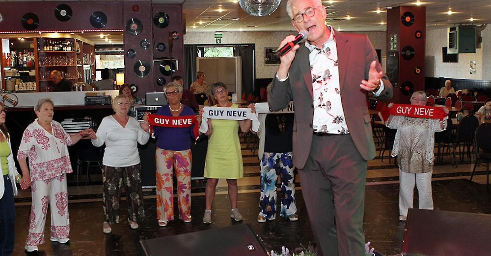 IN BEELD – ‘Guy Neve nodigt uit…’ in het Muziekcafé Den Toerist in ...