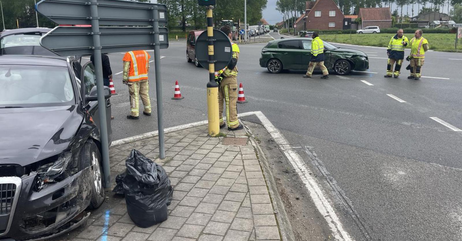 Vrouw (83) naar ziekenhuis na aanrijding op druk kruispunt - KW.be