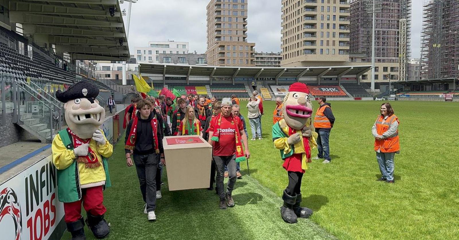 KIJK - Fans nemen afscheid van ‘hun’ KV Oostende, achterban reageert ... KIJK - Fans nemen afscheid van ‘hun’ KV Oostende, achterban reageert ...
