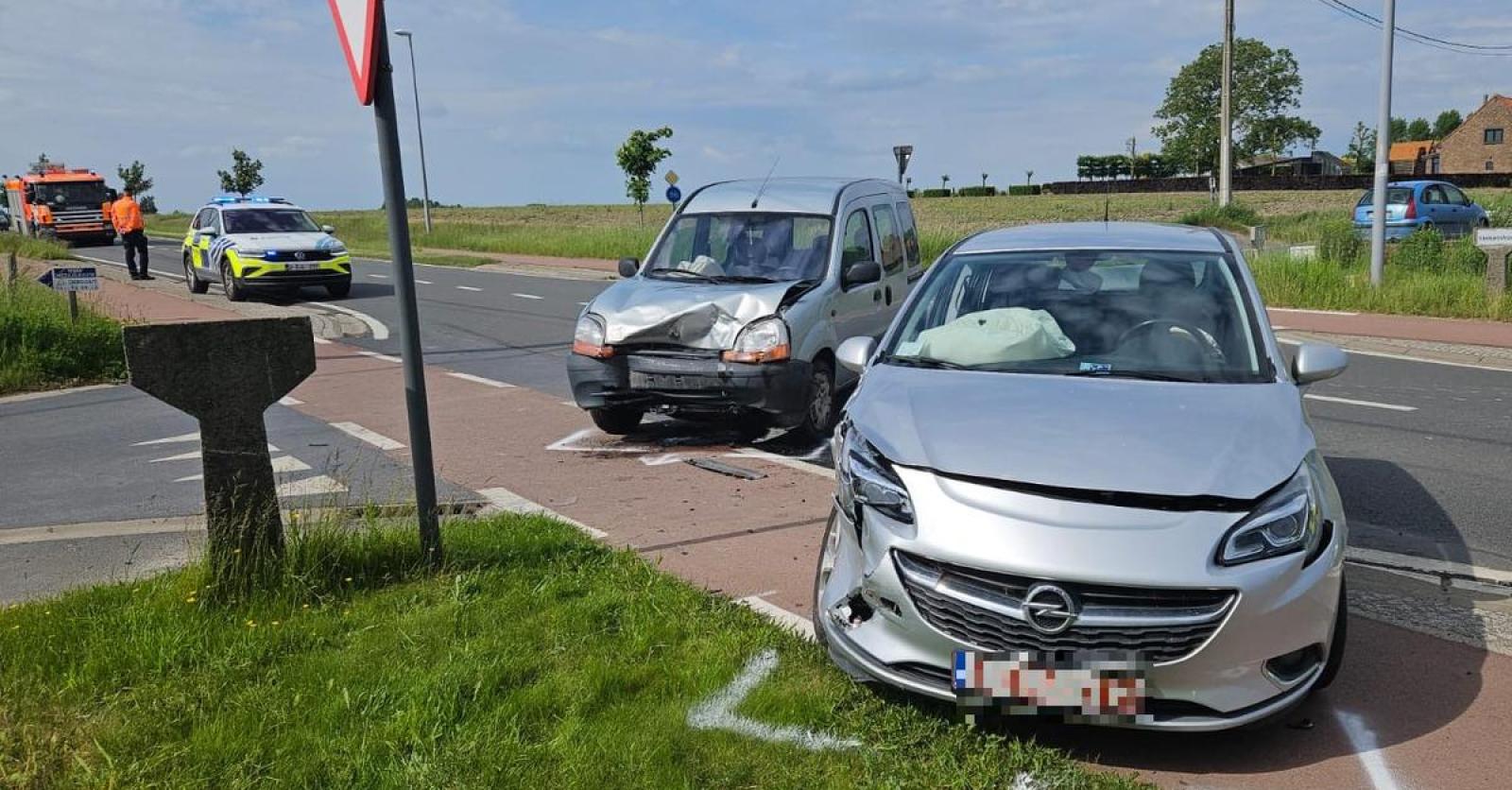 Gewonde naar ziekenhuis na botsing tussen twee wagens op kruispunt - KW.be