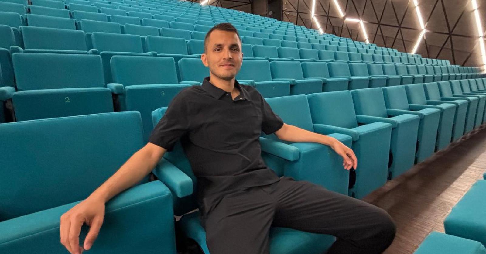 Oostendse comedian Mohsin Abbas heeft vol seizoen met 30 shows - KW.be