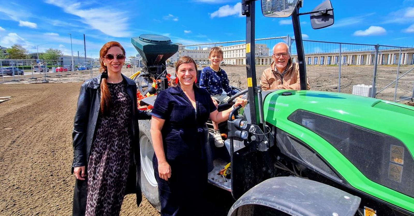 León plant zonnebloemwei voor zijn geliefde oma - KW.be