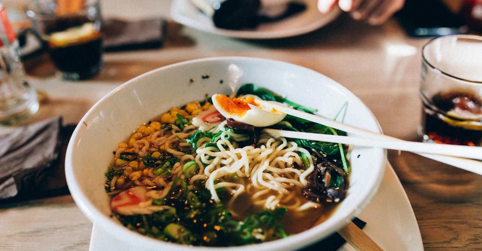 Voici où manger le meilleur ramen de Bruxelles selon le guide Fooding