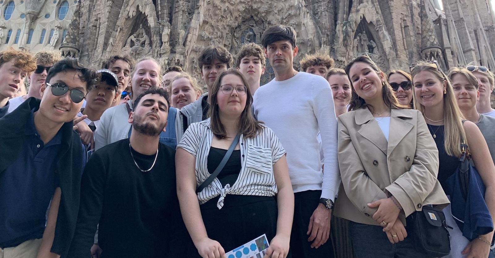 College laat Mariabeeld zegenen in Sagrada Família - KW.be