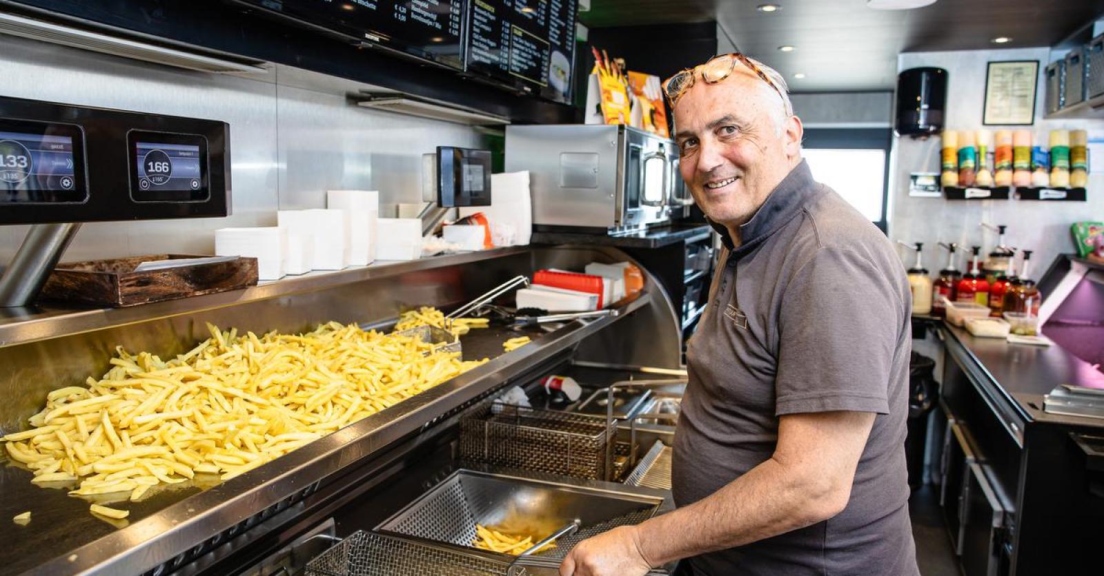 Elke Brugse voetbalfan kent hem: Pascal van frituur Carlos op De Platse met pensioen - KW.be