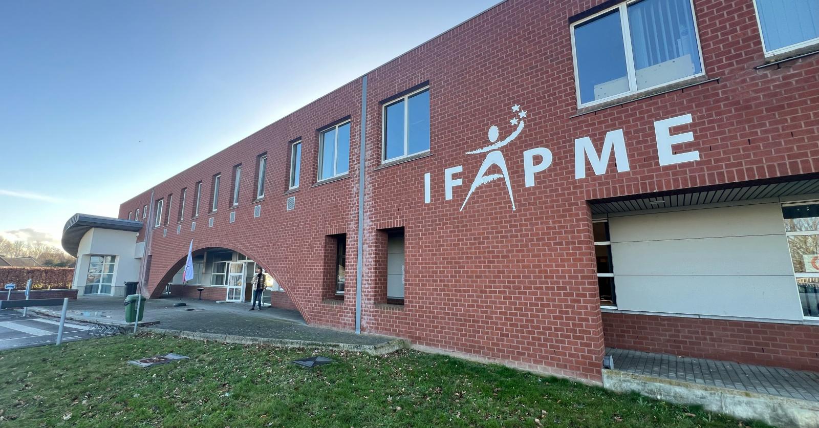 Bientôt pisciniste ou brancardier ? Les centres IFAPME ouvriront leurs ...