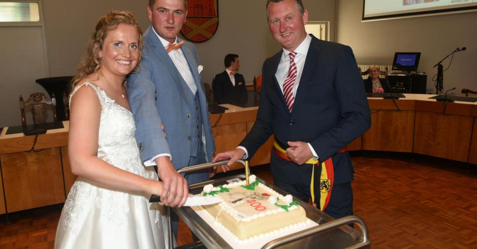 Burgemeester Kurt Windels uit Ingelmunster trakteert met taart ter ...