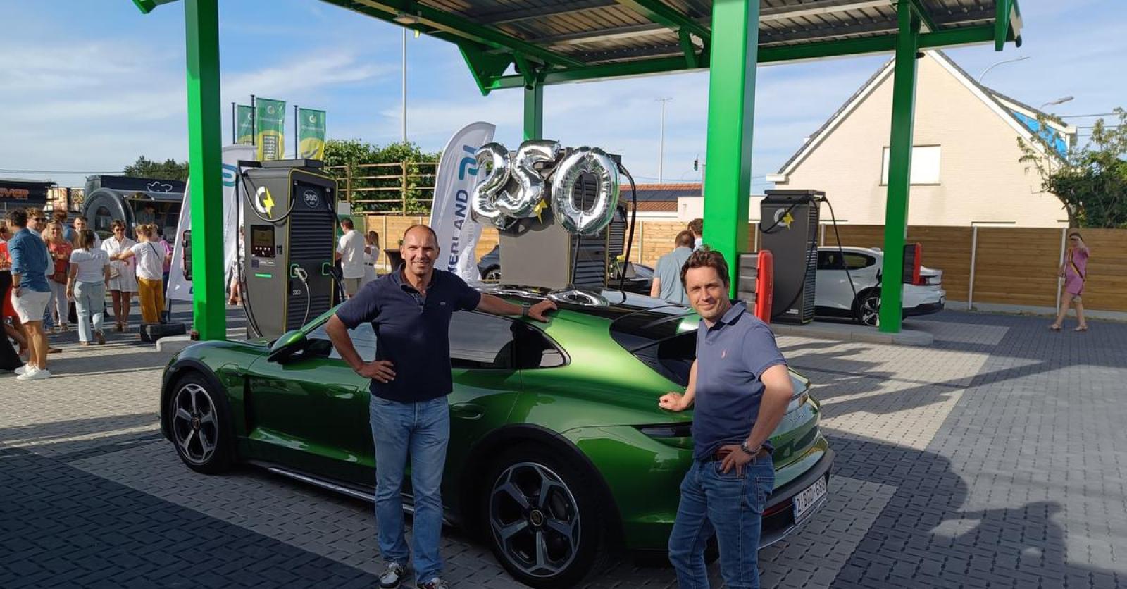 Poperingse bedrijf Powerland Installeert 250ste snellaadpunt bij ...