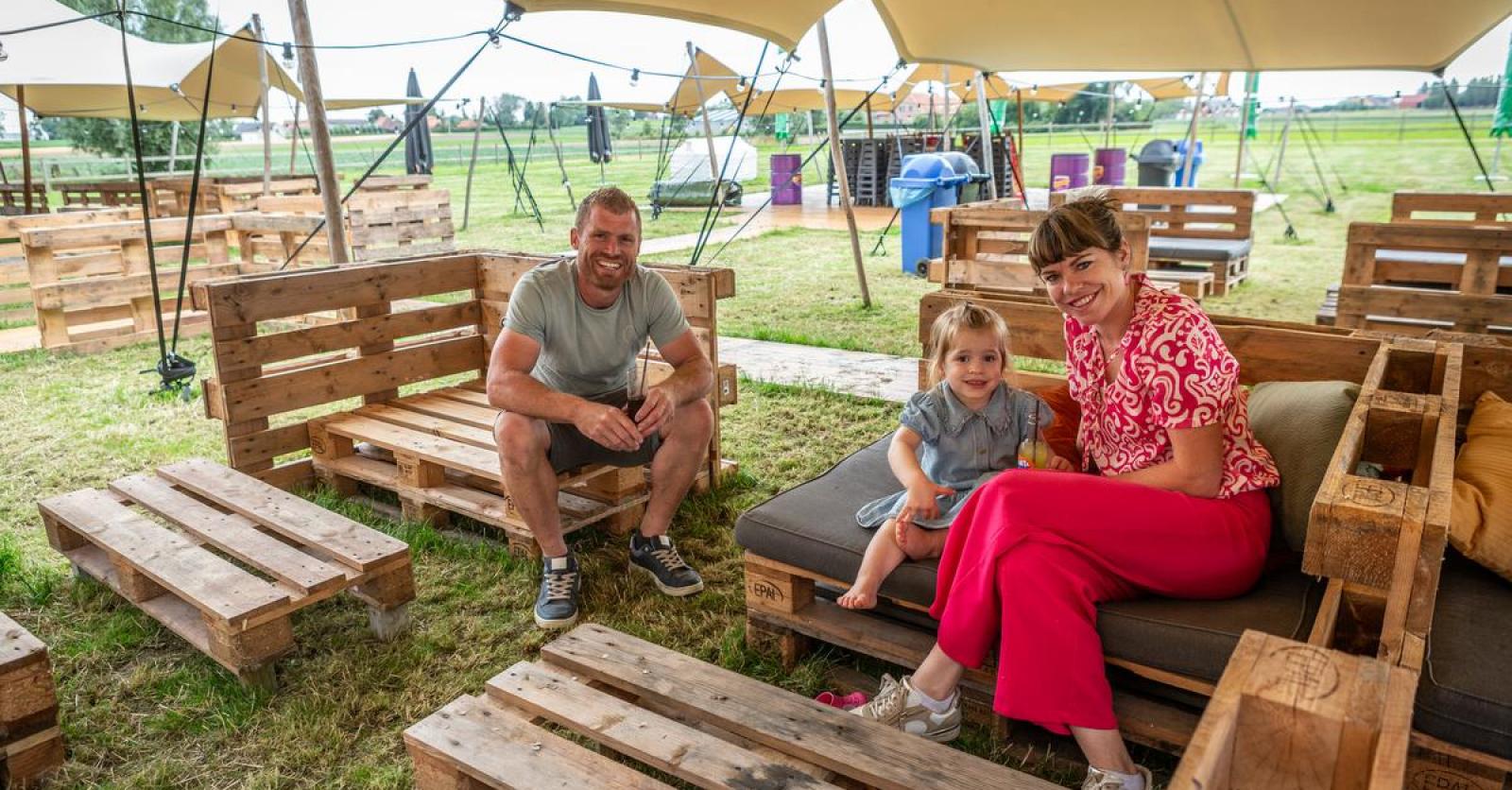 Eline en Nils openen opnieuw zomerbar Sprink & Drink in Moorslede: “We ...