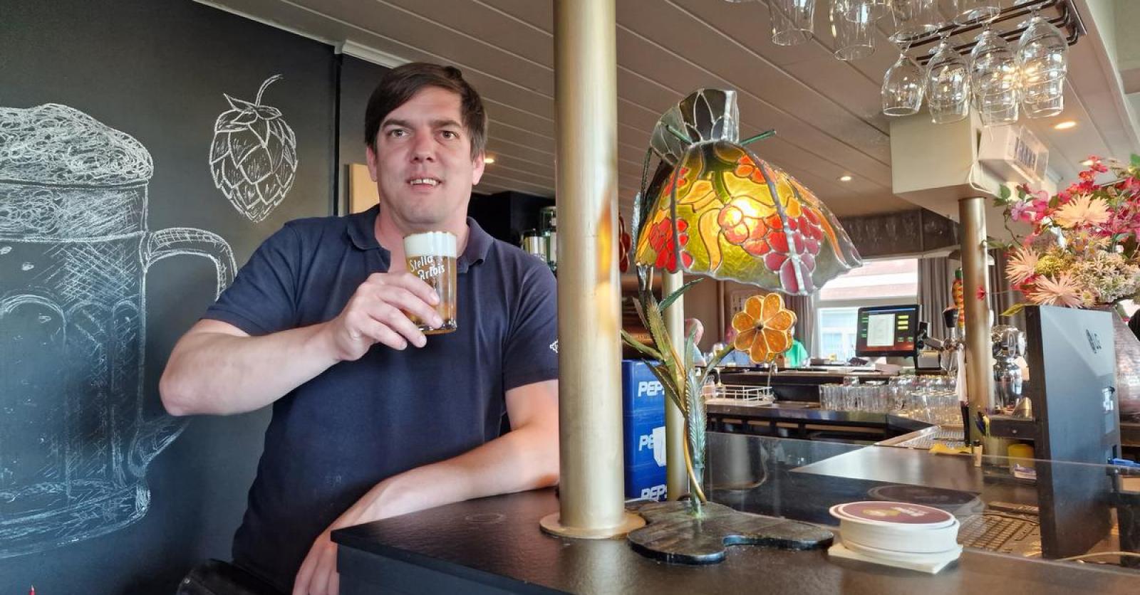 Roel blaast zeven kaarsjes uit met café Sint-Arnoldus - KW.be