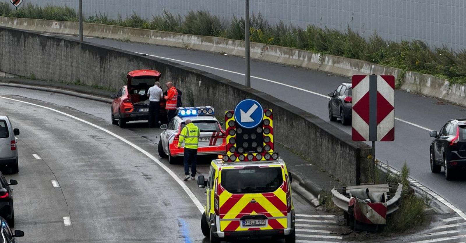 Auto raakt middengeleider op expresweg in Sint-Michiels - KW.be