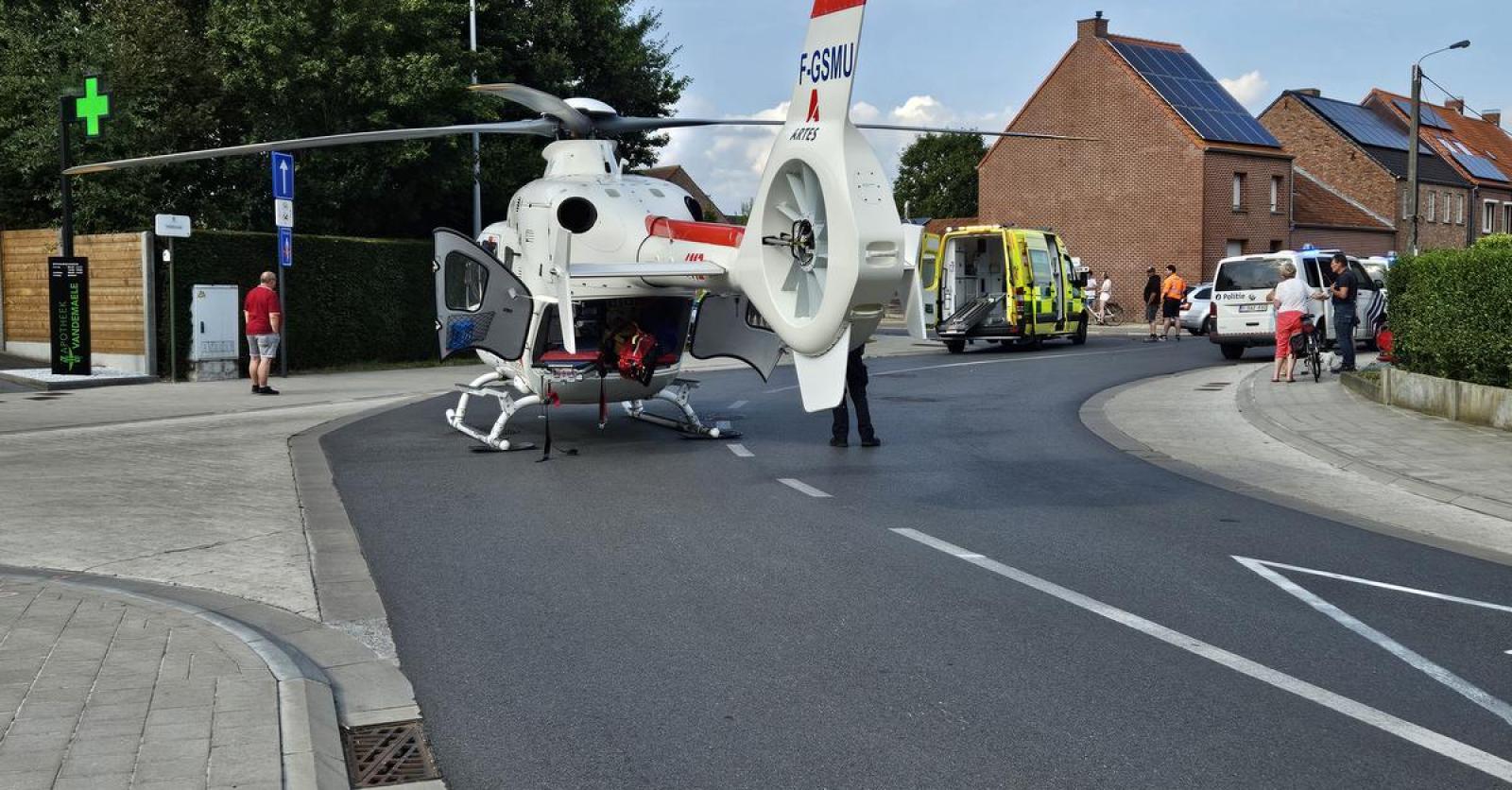Bestuurder van een quad zwaargewond bij ongeval in Oostrozebeke, MUG-helikopter landt midden op ...