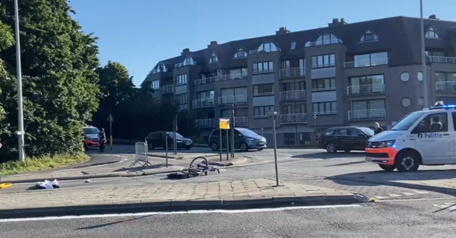 Fietser (66) in kritieke toestand afgevoerd naar ziekenhuis na aanrijding met wagen in Beernem ...