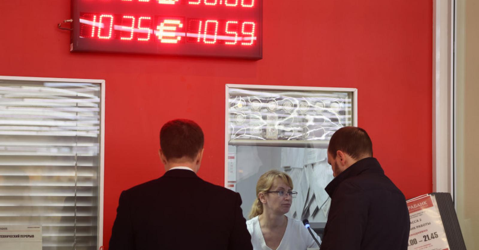 Des billets d'euros et de dollars arrivent toujours en Russie, malgré ...