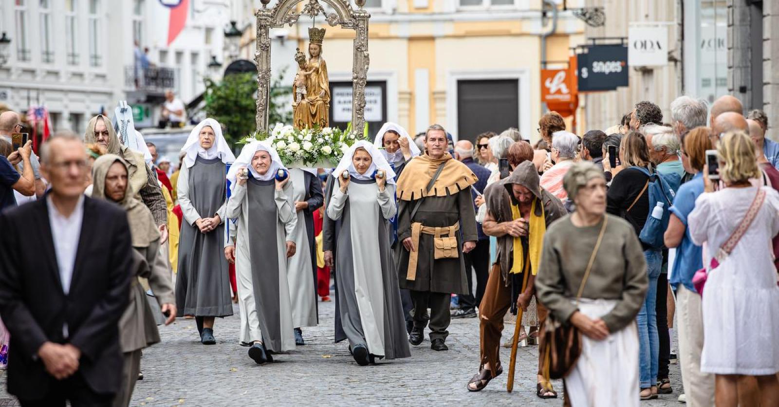 Processie Brugse Belofte trekt door de straten - KW.be