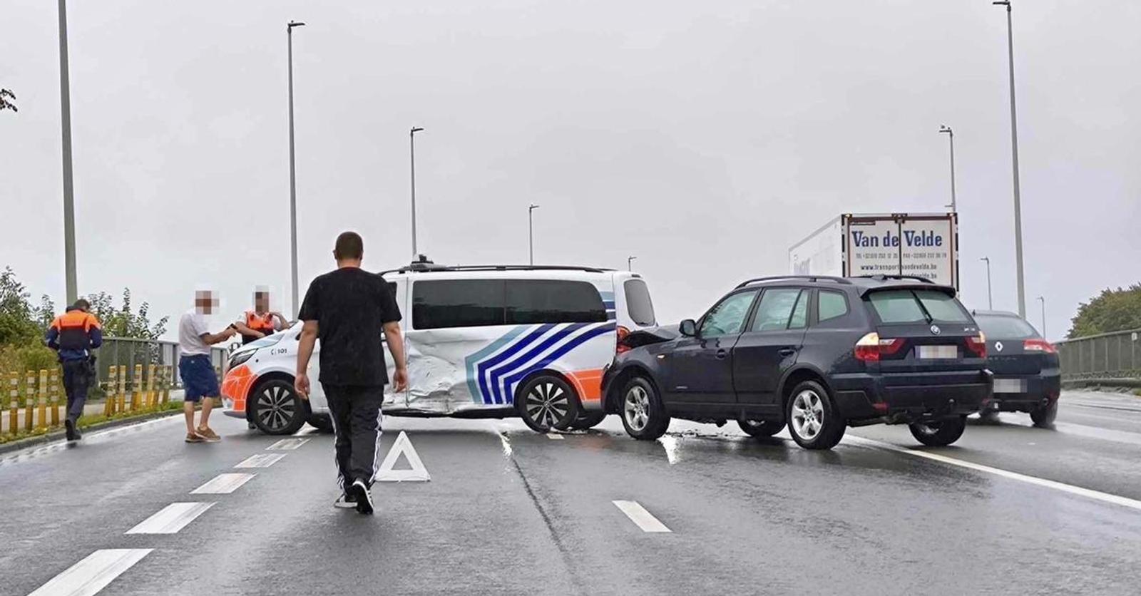 Twee mensen gewond na botsing tussen politievoertuig en personenwagen ...