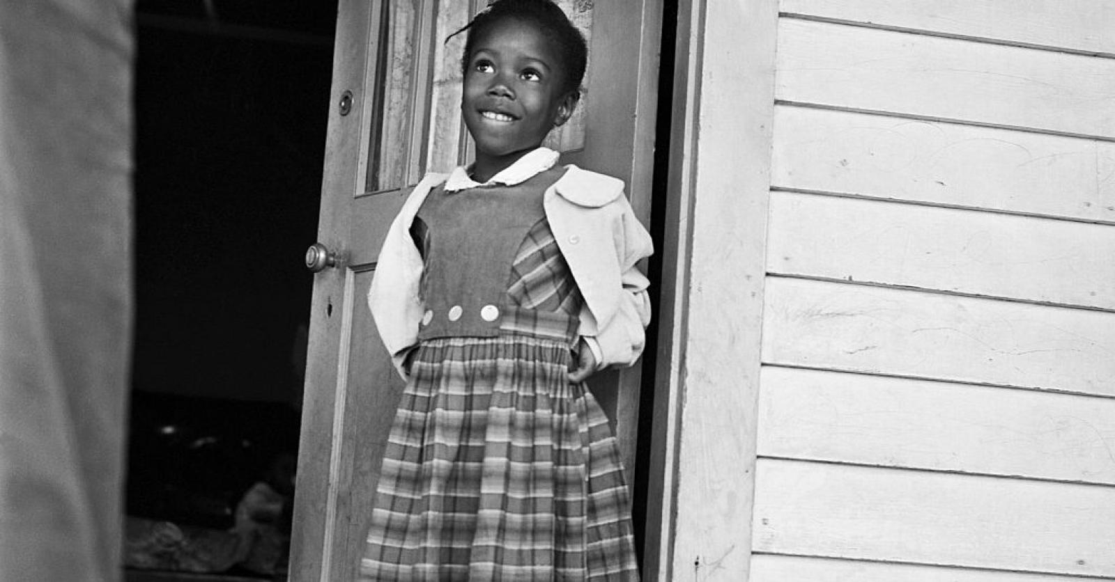 Ruby Bridges, petite fille noire sur fond blanc