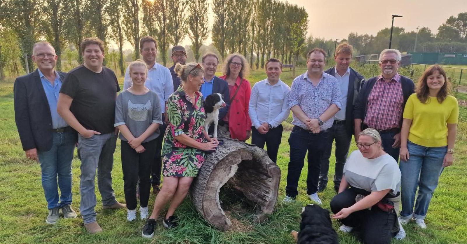 Anzegem opent eerste hondenloopzone aan De Drie Kaven: “Superleuk initiatief!” - KW.be