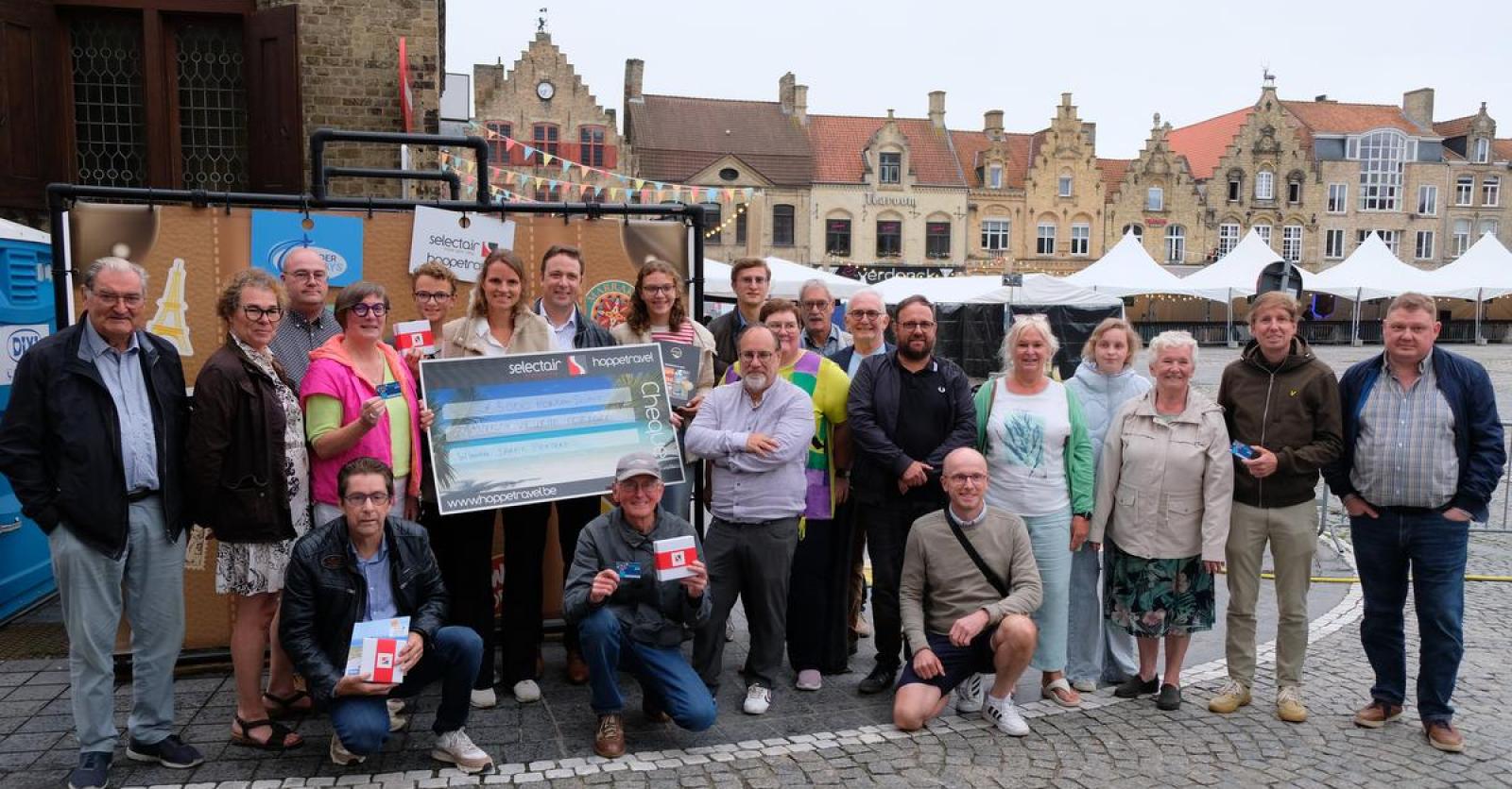 Sarah wint met cheque van 5.000 euro hoofdprijs van zomeractie Toekoer ...