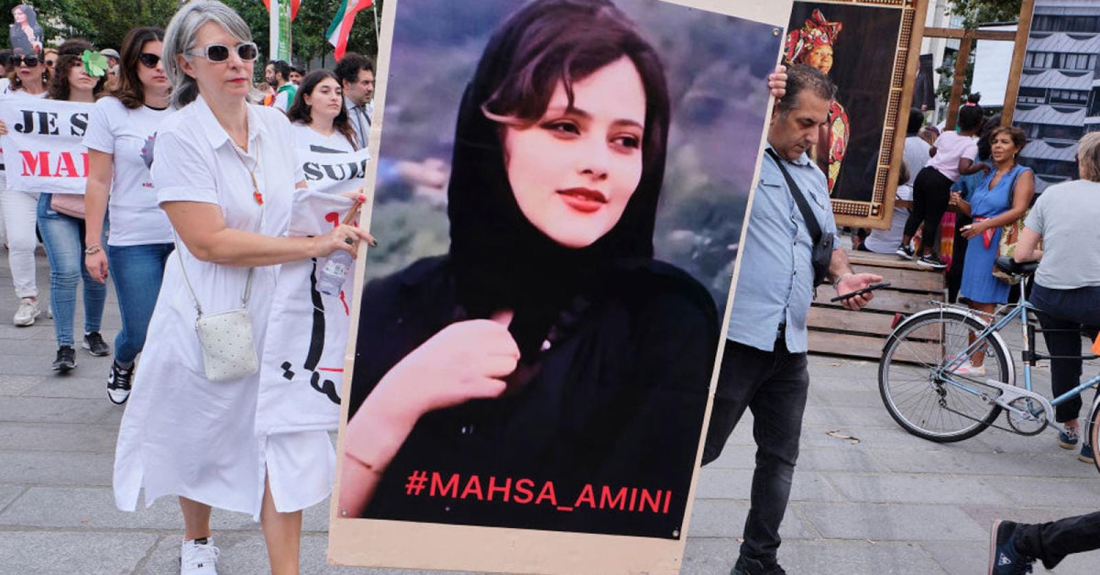 'Twee jaar na haar dood ontkennen de Iraanse autoriteiten nog altijd ...