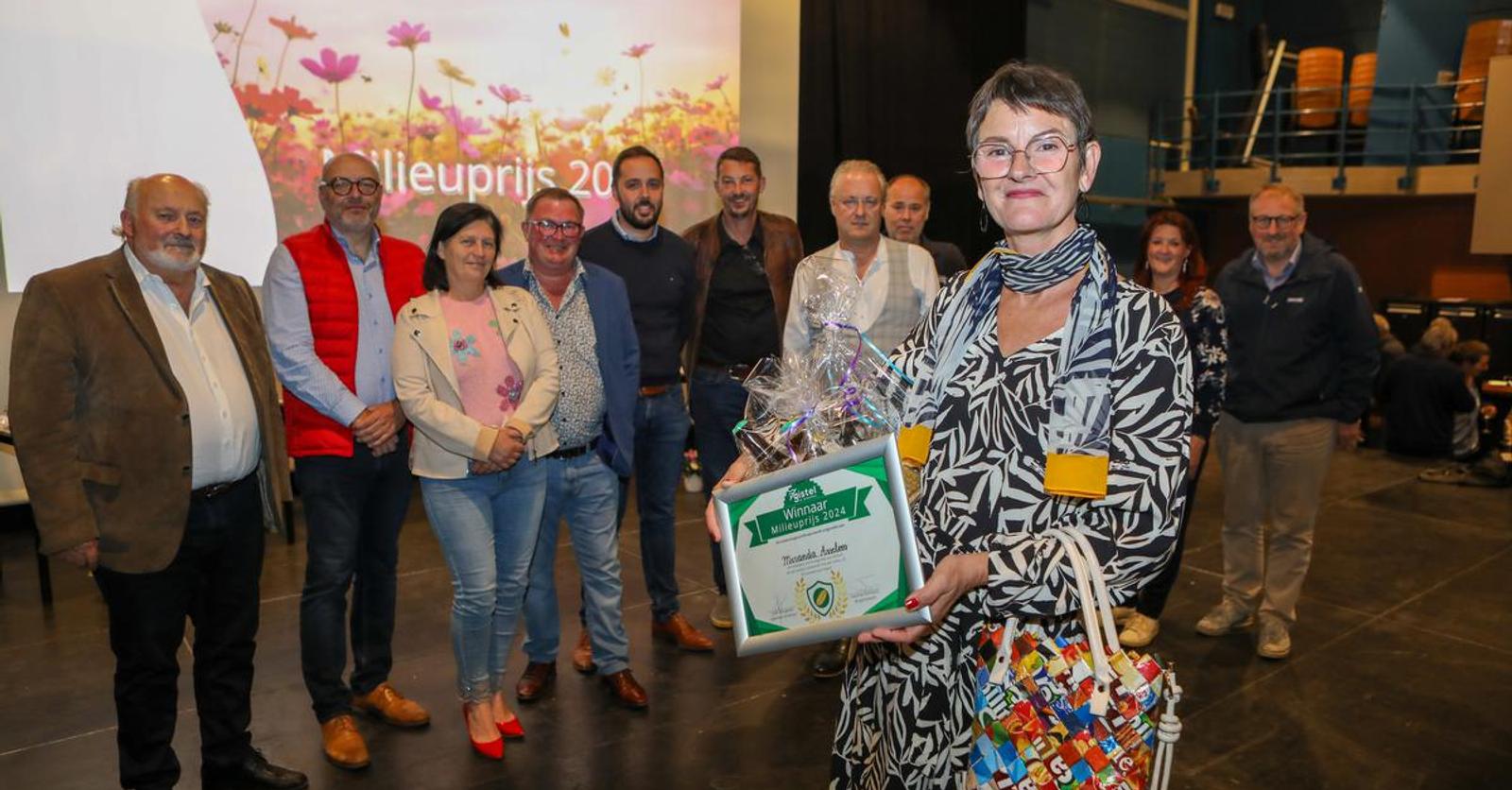 Chipszakken helpen Miranda (55) aan de Milieuprijs: “Als ik afval zie ...