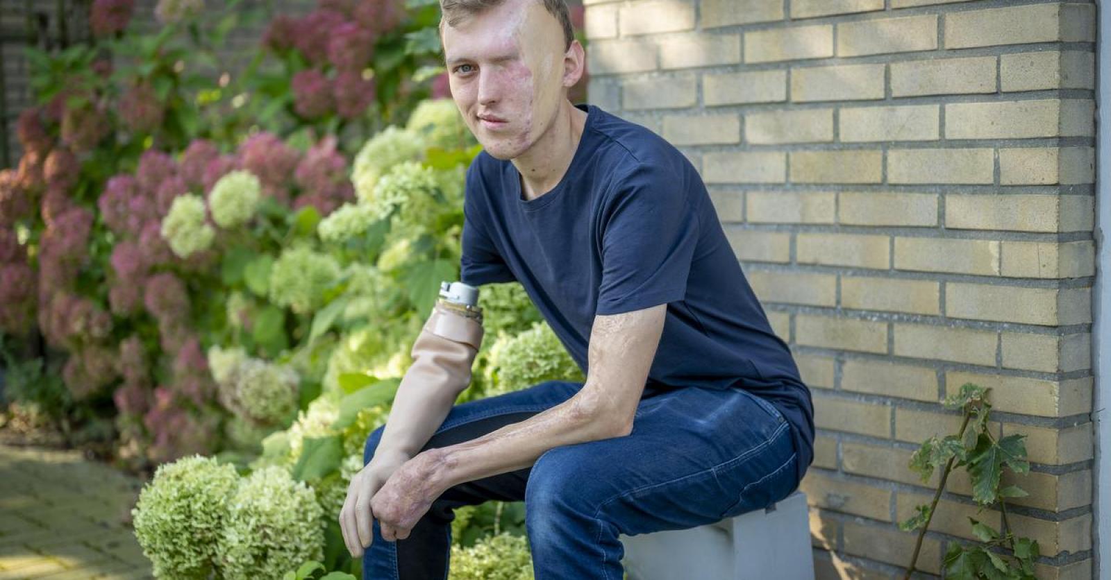 “Ik wil tonen dat er áltijd een reden is om te glimlachen”: Joeri (26) maakt hiphopnummer over ...