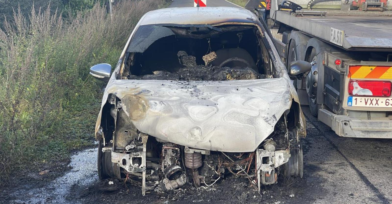 Auto vliegt in brand na crash op wegversmalling in Nieuwkerke - KW.be
