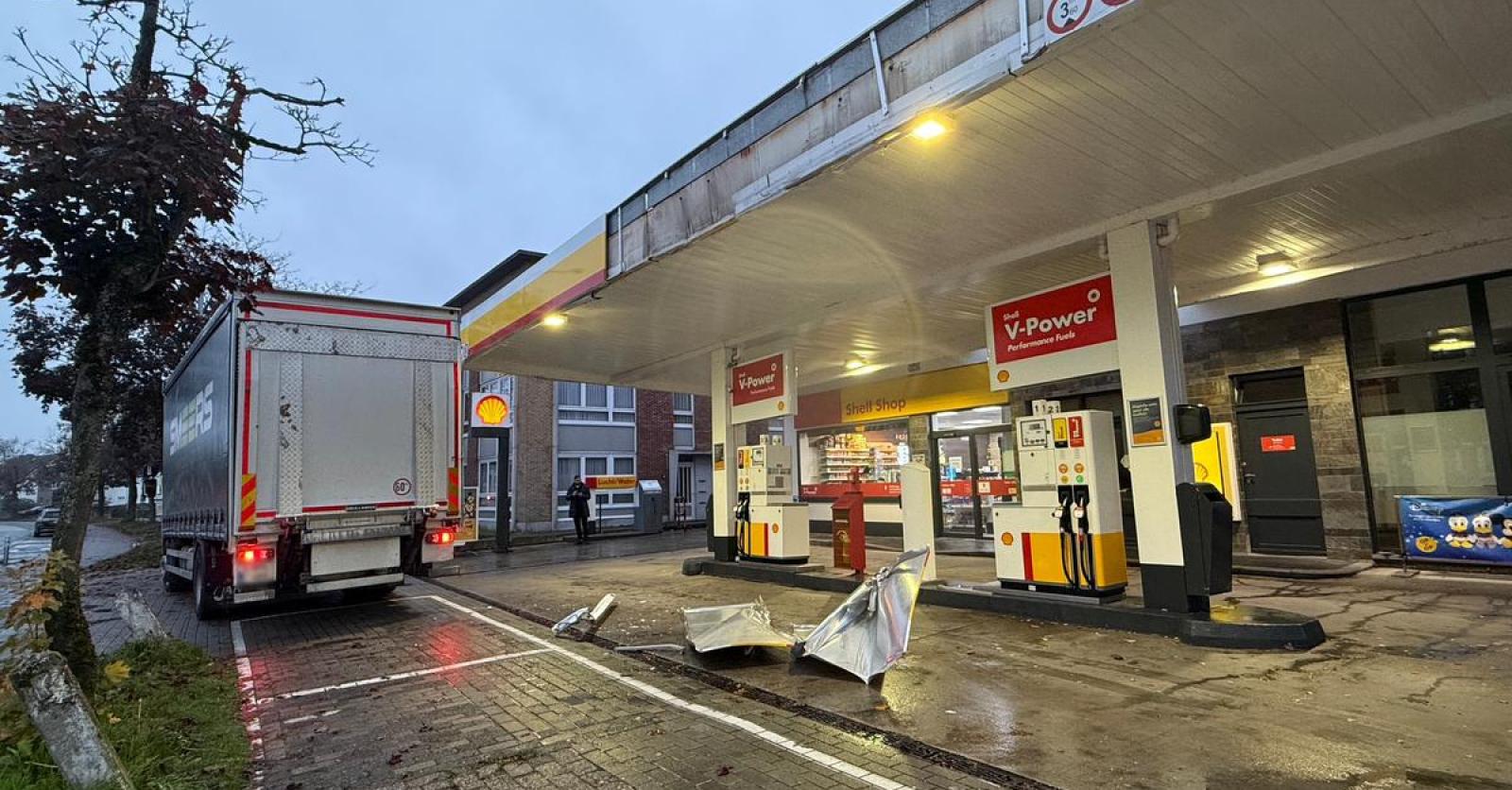 Vrachtwagen ramt overkapping van benzinestation in Sint-Andries - KW.be