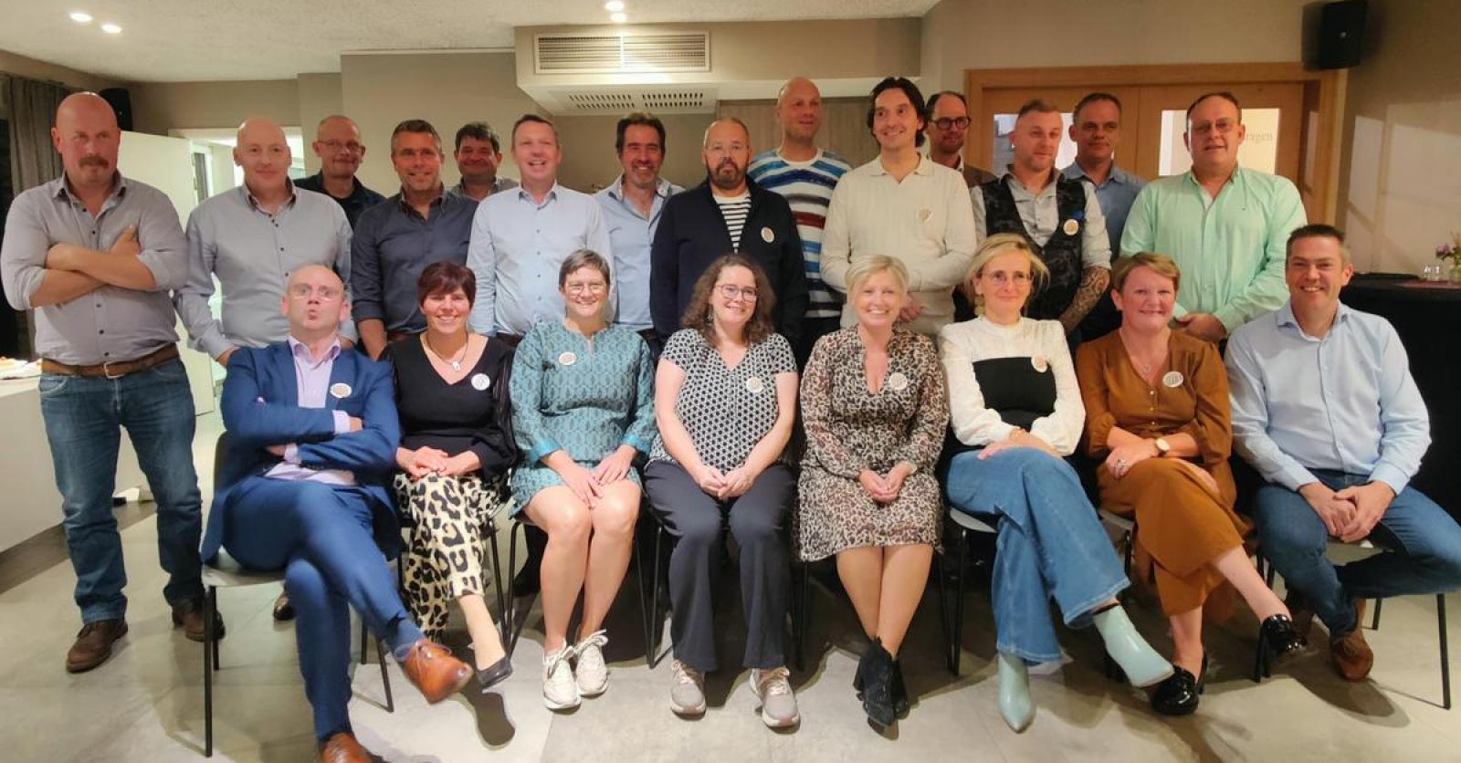 50-jarigen Oostnieuwkerke houden reüniefeestje in De Passchhoeve - KW.be