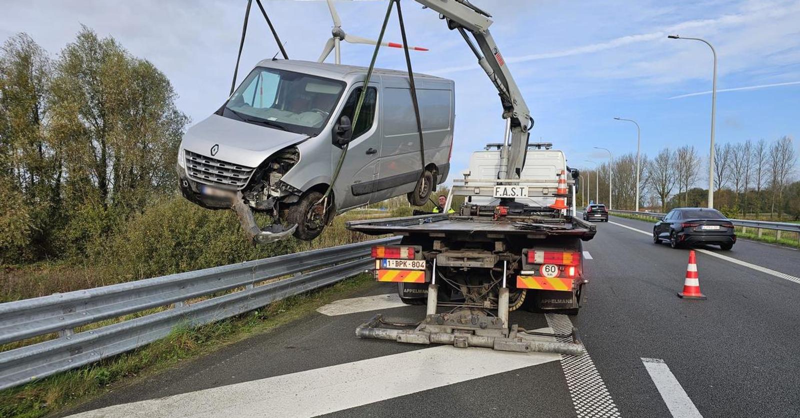 Bestelwagen raakt van de weg af op E40 in Oostkamp - KW.be